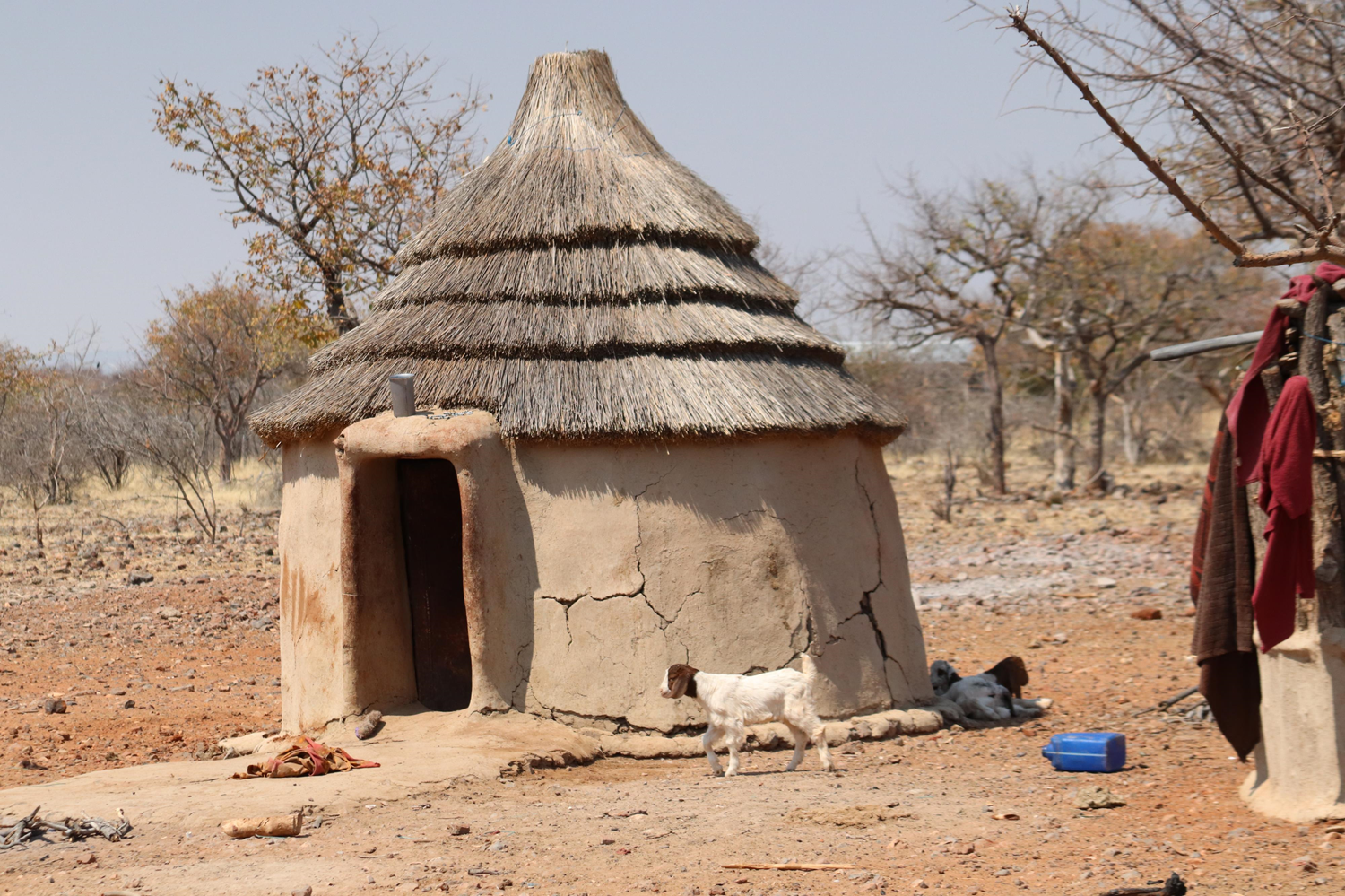 Casa en un poblado de la tribu himba (Namibia) - The Explorers