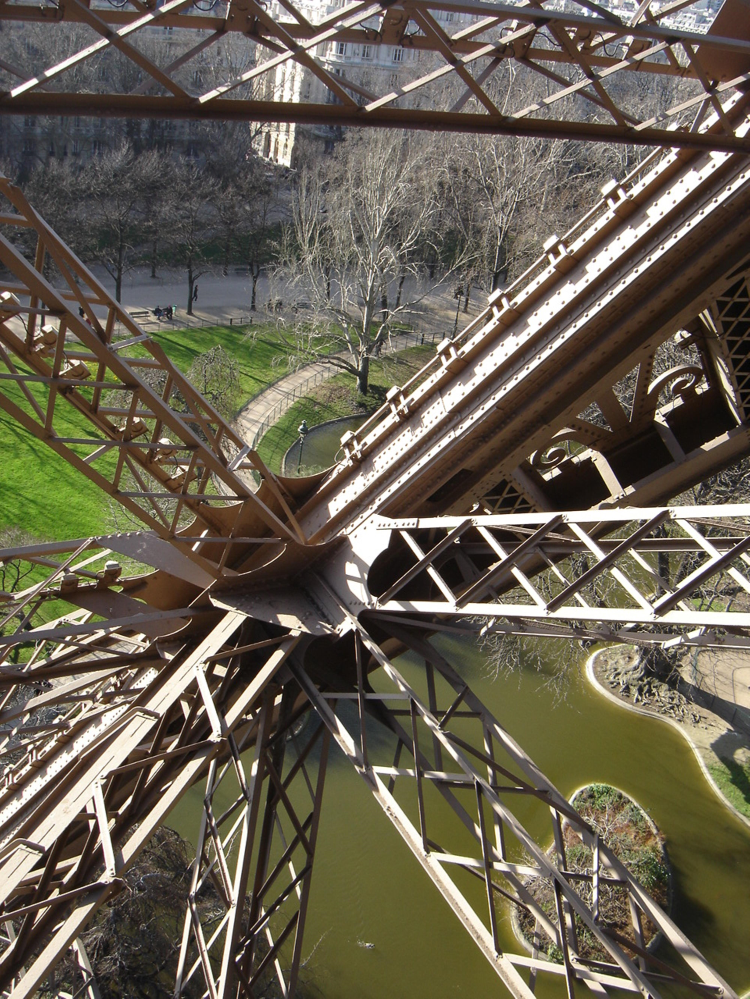 La tour Eiffel, vue des escaliers - La finesse du fer puddlé - The ...